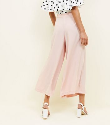 Pale pink capri trousers store