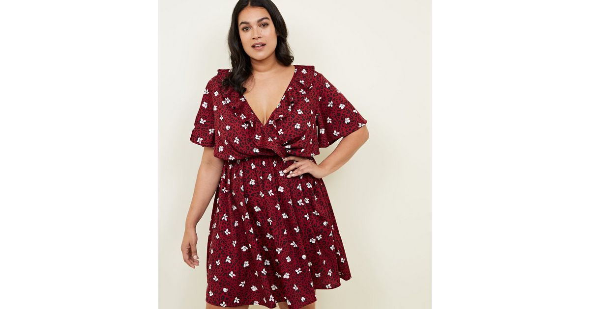 Curves - Robe rouge à volants et à imprimés léopard et floral | New Look
