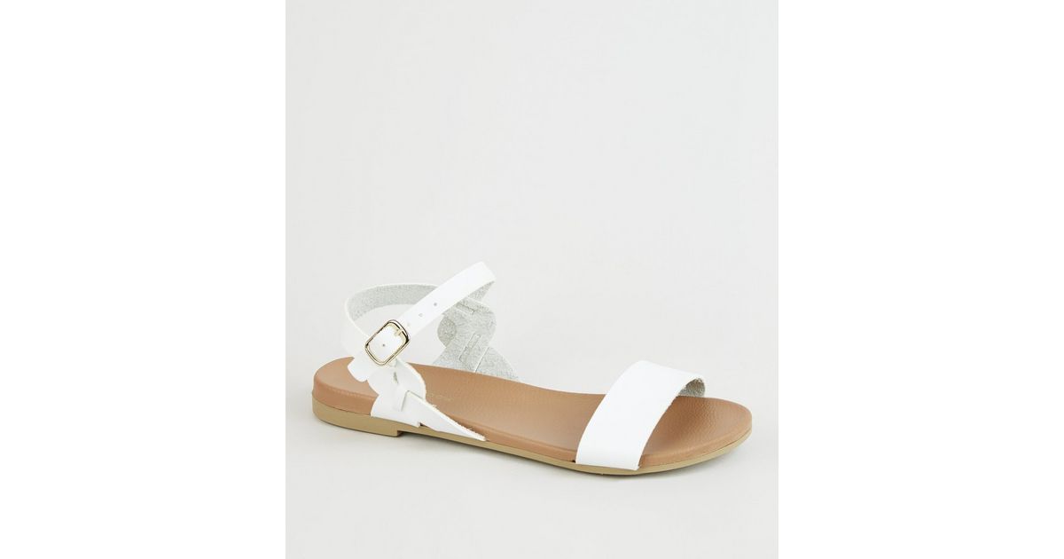 Weiße Sandalen In Leder Optik Mit Vorgeformtem Fußbett Und Verdrehten