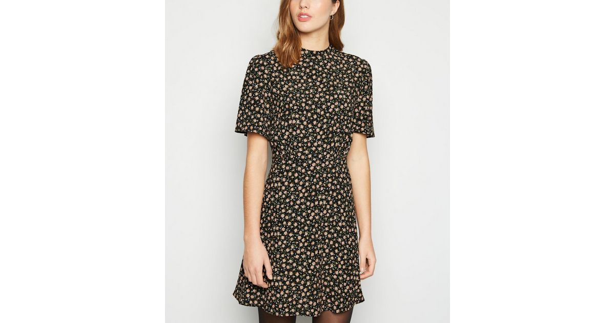 Robe noire à col haut et imprimé floral | New Look