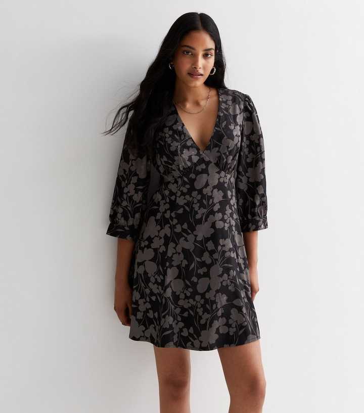 Light Grey Floral V Neck Mini Smock Dress | New Look