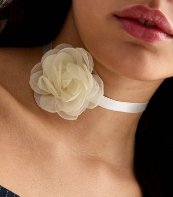 Cream Flower Corsage Choker | New Look