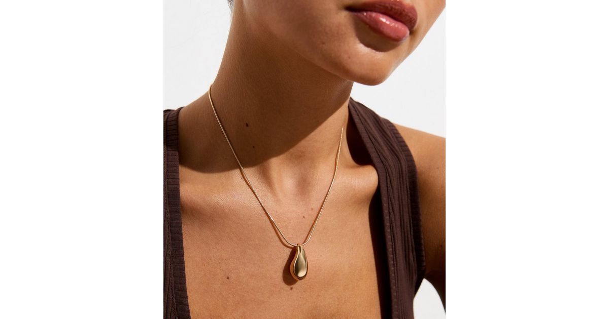 Gold Teardrop Pendant Chain Necklace | New Look