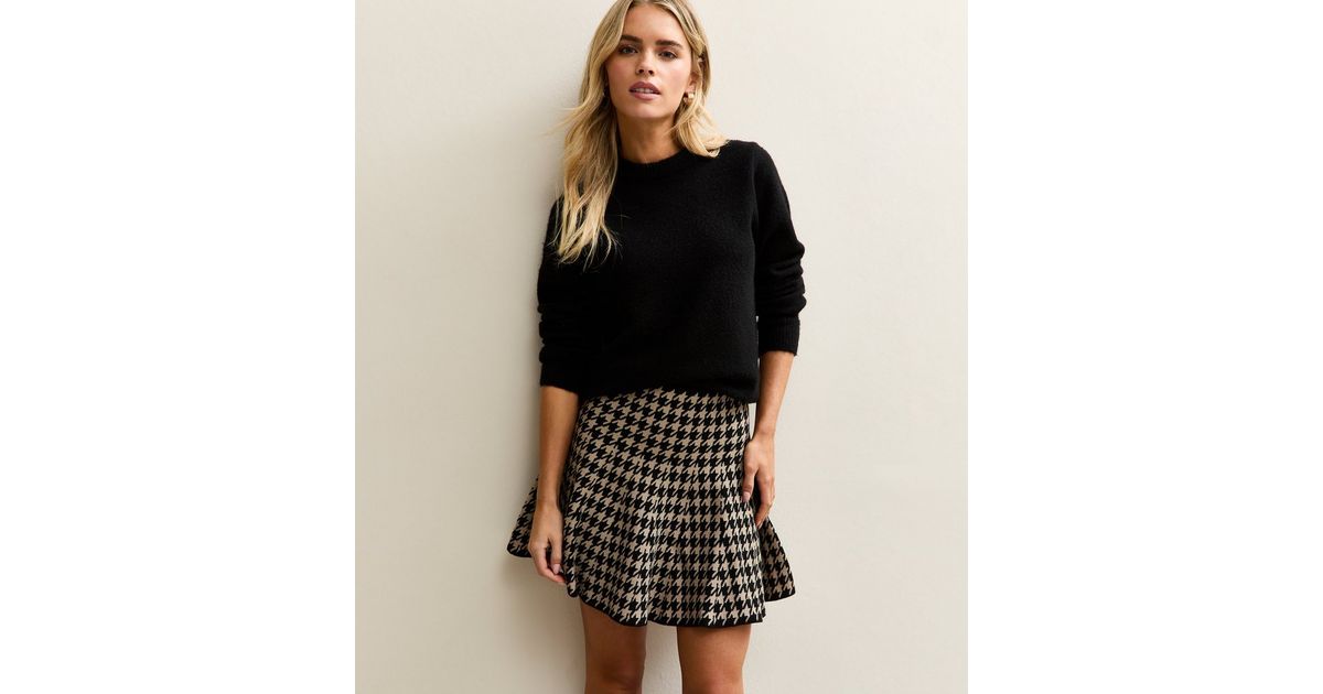 Petite Brown Dogtooth Flippy Mini Skirt | New Look